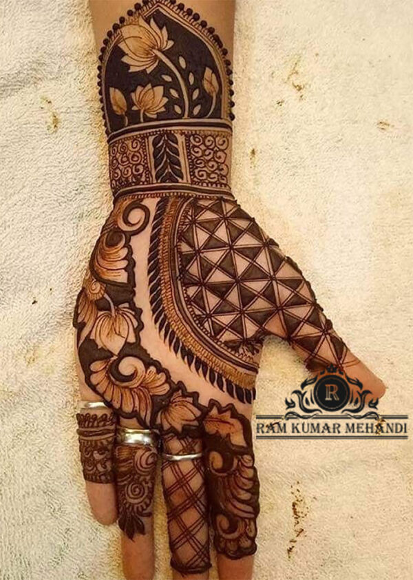 Stylish Mehndi Designs by Mehandi Artist in Delhi